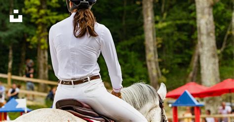 흰색 긴팔 셔츠와 갈색 치마를 입은 여자가 낮에 갈색 바위에 앉아 있다 사진 Unsplash의 무료 여자 이미지