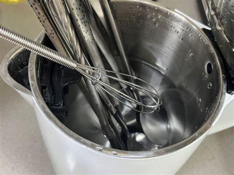 살균과 얼룩 제거를 한 번에 커피포트와 수저 청소법