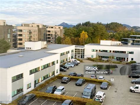 도시와 산의 전경을 조망할 수 있는 주차장 베르겐 노르웨이 0명에 대한 스톡 사진 및 기타 이미지 0명 가을 가을 단풍 Istock