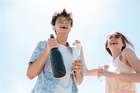 해변 리조트에서 계절 축제 화창한 여름 날에 해변에서 즐거운 시간을 보내고 휴식을 취하며 축하하는 행복한 커플 이나 친구 가족에 대한 스톡 사진 및 기타 이미지 Istock
