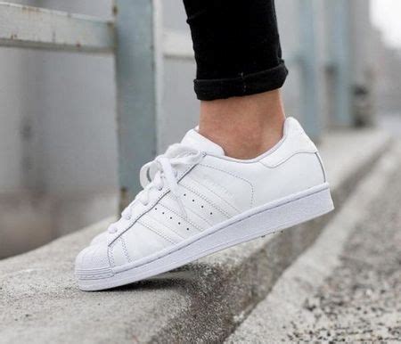 Адидас изтегля от пазара бели маратонки