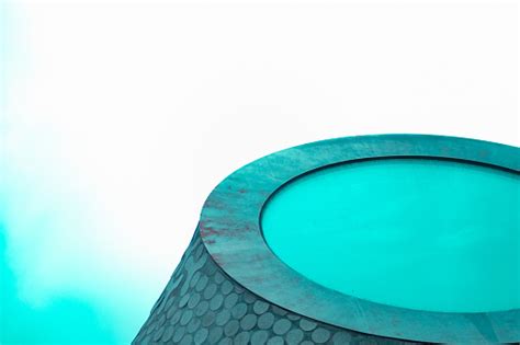 원형 패턴과 대담한 청록색의 생동감 넘치는 원통형 구조가 미니멀한 흰색 배경에 어우러져 현대적인 디자인 영감을 주는 추상 현대 미술 개념과 주제에 대한 스톡 사진 및 기타