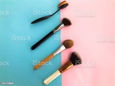 블루 핑크 부드러운 배경에 얼굴에 메이크업과 파우더를 적용하기위한 아름다운 유행 아름다움 화려한 흰색과 골드 브러시와 브러시 플랫 레이 0명에 대한 스톡 사진 및 기타