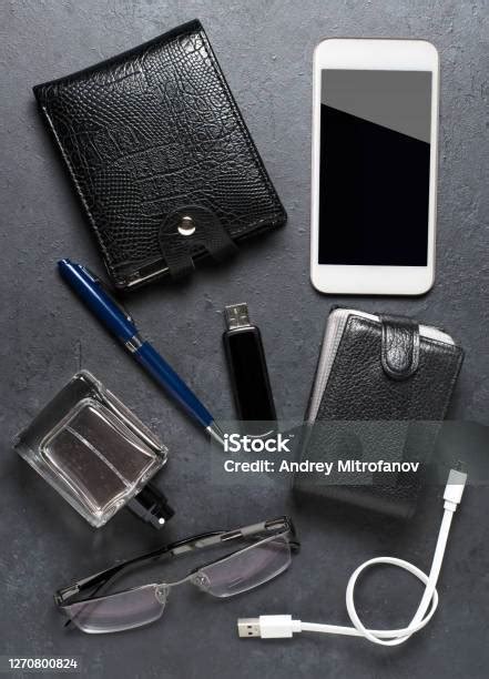 검은 색 콘크리트 배경에 남성 액세서리 성공적인 현대인의 개념 0명에 대한 스톡 사진 및 기타 이미지 0명 Usb 메모리 개념 Istock