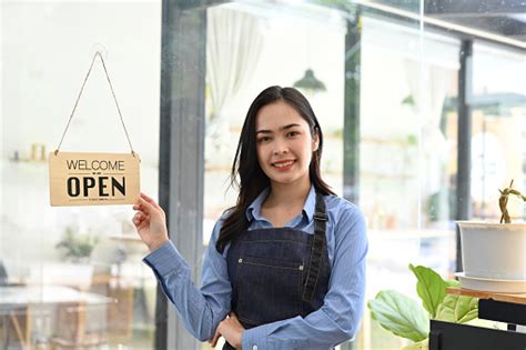 아름다운 젊은 아시아 여성 커피 숍 주인 또는 입구 앞에 서있는 바리 스타 20 24세에 대한 스톡 사진 및 기타 이미지 20 24세 기업가 레스토랑 Istock