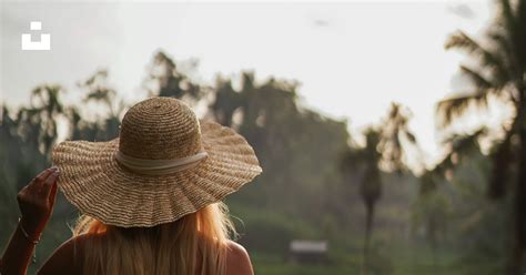 흰 드레스와 밀짚 모자를 쓴 여자 사진 Unsplash의 무료 여행하다 이미지