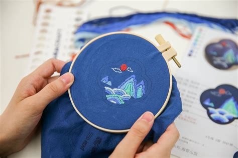 以针作画 布上绣繁华 翻转校园小课堂带你领略刺绣美学