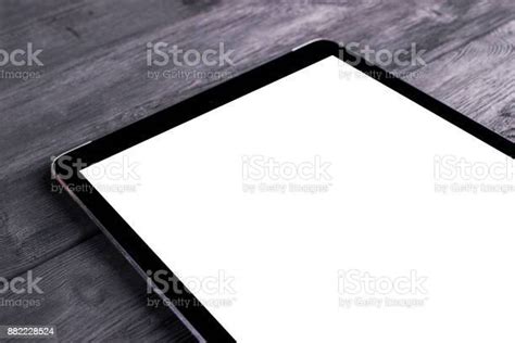 빈 화면 위로 검은 나무 테이블에 모의 컴퓨터 Pc 태블릿 태블릿 컴퓨터 격리 된 흰색 스크린입니다 타블렛 흰색 화면 복사 공간입니다 텍스트에 대 한 빈 공간입니다 공란에