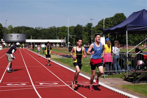 무료 이미지 소녀 선로 소년 운영 달리는 사람 경쟁 고등학교 체육 실기 만나다 스프린트 트랙 경기장 육체적 운동 인간 행동 지구력 스포츠 듀