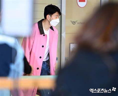 손흥민 핑크빛 코트로 여심 저격 화사함이 가득한 공항패션 [엑s Hd화보] 나무뉴스