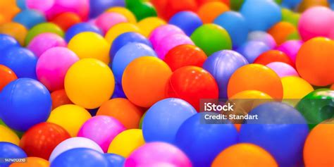 드라이 풀 또는 어린이 볼 구덩이 많은 다채로운 공 배경 놀이터 공 수영장 플라스틱 엔터테인먼트 배너 키즈 플레이 존 또는 키즈 존 유치원 놀이터 실내 놀이 공간 여가