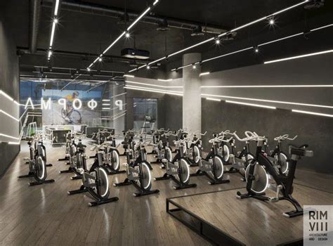 Зал с велотренажерами Дизайн проект интерьера фитнес клуба Reforma 3d визуализация Concrete