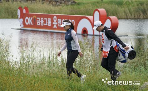 포토 징검다리 건너는 이정은6 전자신문