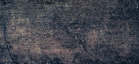 짙은 회색 색 구성표와 미묘한 균열이 있는 질감이 있고 풍화된 콘크리트 벽을 클로즈업합니다 선명한 사진 디테일이 있는 질감 있는 배경 배경용 프리미엄 0명에 대한 스톡 사진