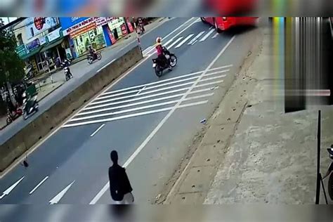 大货车刹车失灵，幸亏摩托车小伙躲得快