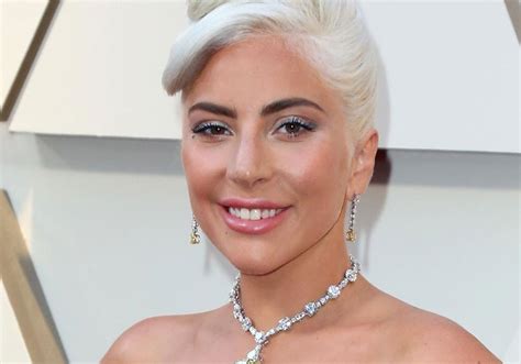 Леді Гага на червоній доріжці в Лондоні у сукні в стилі бебідол Читайте на Ukr Net