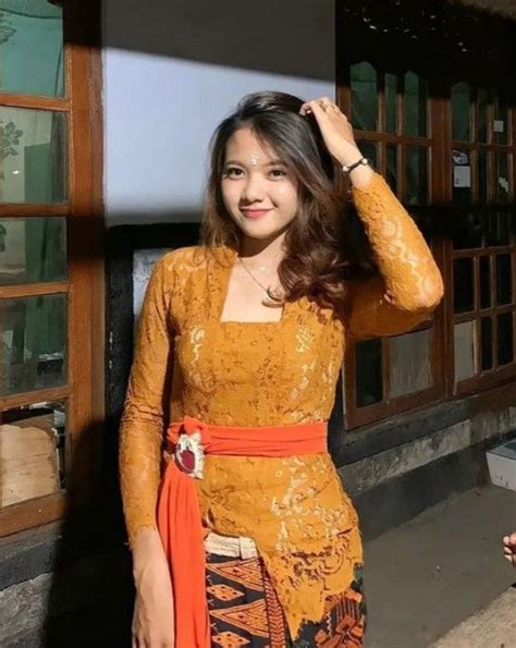 Pin Oleh C Wirawan Di Eld Wanita Gaun Batik Pose Fotografi Wanita