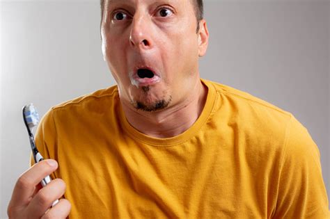 욕실에서 이빨을 닦는 동안 메스꺼움을 앓고있는 중년 남성 텍스트 공간입니다 아픈 질병이 좋지 않습니다 통증 개념 남자 아픈 구토 텍스트 공간 복사 공간 40 44세에 대한