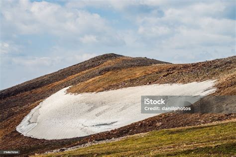 바위 언덕에 빙하가 있는 아름 다운 산 풍경 햇빛에 눈이 쌓인 돌이 많은 멋진 풍경 높은 고도에 있는 돌 산 패스에 눈 고원 자연에 대한 아름다운 전망 황야에 대한 스톡
