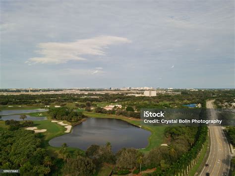 2021년 1월 플로리다 주 센트럴 웨스트 팜 비치의 시티 스트리트에서 운전하는 자동차의 공중 장면 가로등에 대한 스톡 사진 및 기타 이미지 Istock