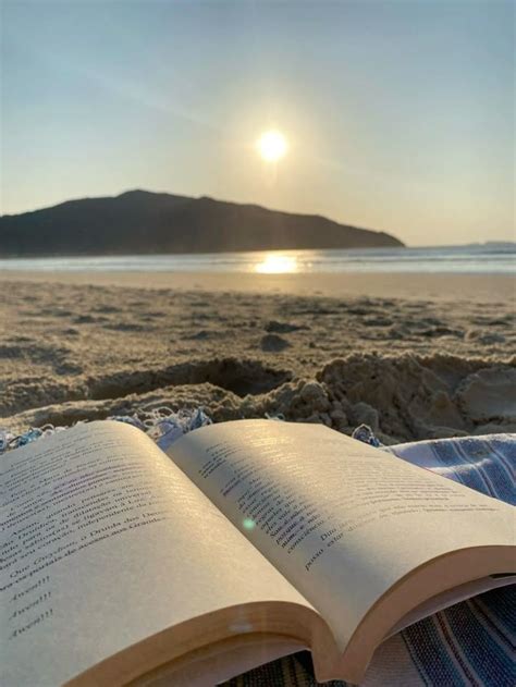 Reading On The Beach Is The Best—heres Why And What To Read Fotos