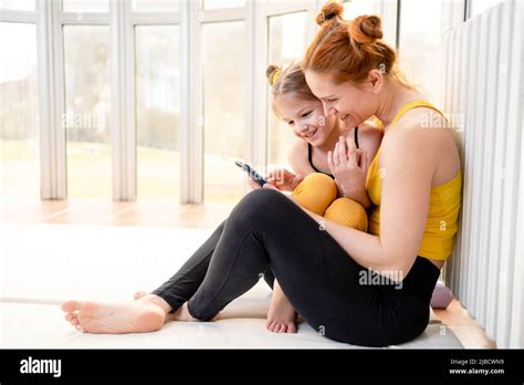 Junge Fick Mutter Die Liebevolle Zeit Mit Ihrer Tochter Blick Auf