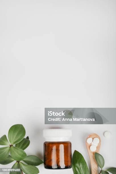 유리 병에 허브 알약 나무 숟가락과 흰색 배경에 녹색 식물 잎 대체 의학 및 건강한 라이프 스타일 개념 복사 공간 0명에 대한 스톡 사진 및 기타 이미지 Istock