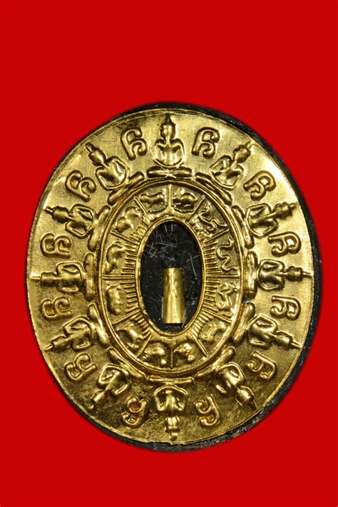 หลวงพ่อกลั่น วัดเขาอ้อ ล็อกเก็ตรุ่นแรก รูปไข่ครึ่งองค์ฉากหลังทองคำตะกรุดทองคำ พระเครื่อง พระแท้