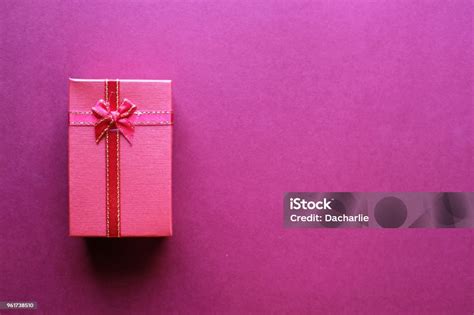 발렌타인 데이 선물입니다 빨간 선물 상자와 리본 로맨틱 커플을 위한 0명에 대한 스톡 사진 및 기타 이미지 0명 개념 개념과 주제 Istock