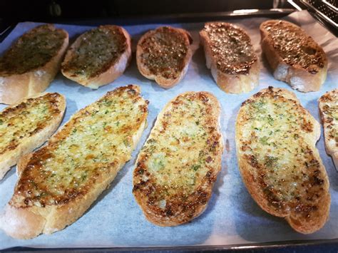 버터없이 마요네즈 소스로 마늘빵 만들기