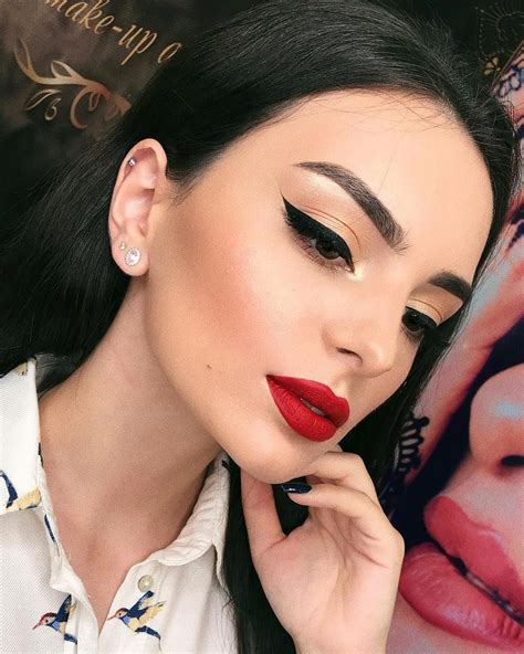 Discover These Makeup Powder Image 9088 Makeuppowder Maquillaje Labios Rojos Maquillaje De