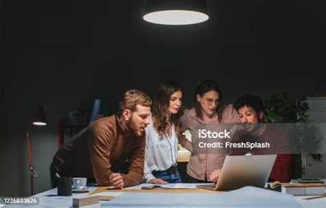야간 팀워크 사무실에서 함께 일하는 성공적인 비즈니스 팀이 랩톱 컴퓨터 주위에 모였습니다 기업가에 대한 스톡 사진 및 기타 이미지 Istock