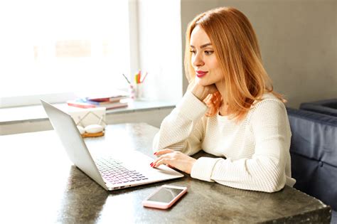 매력적인 Hipster 현대 로프트 카페 커피숍 레스토랑에서 젊은 여자 작가 블로거 디자이너 프리랜서 원격 작업 과정 E쇼핑 온라인 쇼핑 M 쇼핑 관능에 대한 스톡 사진 및