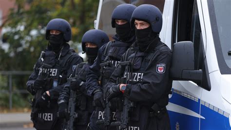 Мъж нападна полицаи с нож в Щутгарт застреляха го Новини бг