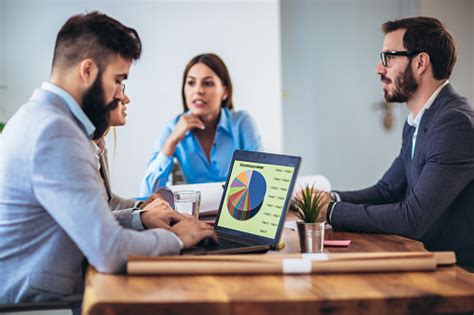 사무실에서 프로젝트 및 브레인 스토밍에 협력 하는 비즈니스 사람들 개발에 대한 스톡 사진 및 기타 이미지 개발 경영자