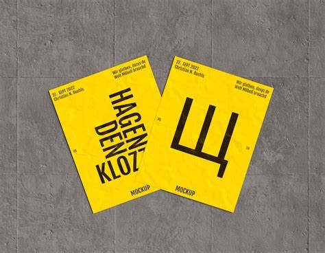 콘크리트 표면에 접힌 포스터 모형 프리미엄 Psd 파일