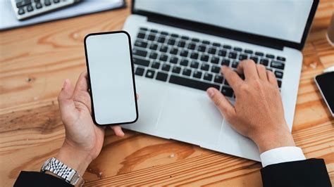 스마트폰 빈 화면 디스플레이를 사용하는 여성은 프레임이 없습니다 가제트 모형 디자인 Brand Name Smart Phone에