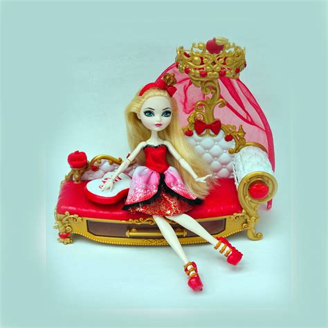 Ever After High Dolls Apple White Bed