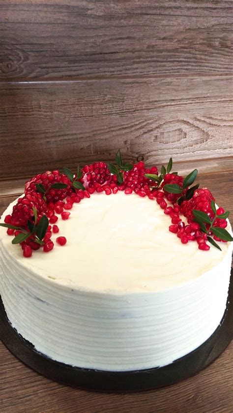 Торт прикрашений гранатом