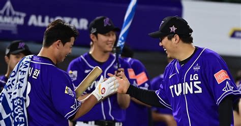 노시환 홈런 0개 아쉬움 달래는 김현수 포토