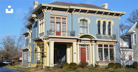 빨간 문이있는 파란색과 노란색 집 사진 Unsplash의 무료 주택 이미지