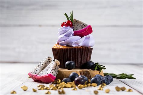 초콜릿 컵 케이크입니다 컵 케이크입니다 딸기 과일 딸기의 컵 케이크 Viewcolorful 컵 케 익 맛 있는 케이크 화려한 크림 사탕 나무 배경에 여름 딸기 컵 케이크