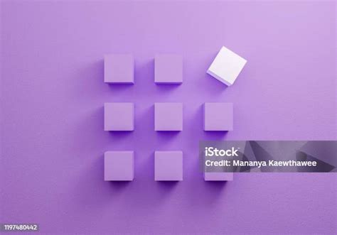 보라색 파스텔 배경 질감에 뛰어난 흰색 상자 대비 보라색 큐브와 그림자 최소한의 플랫 레이 개념 연단 디자인과 3d 렌더링 추상