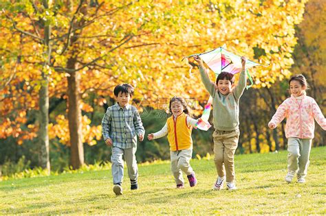 快乐的小朋友在公园里放风筝高清图片下载 正版图片507681394 摄图网