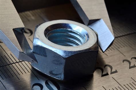 정확한 측정 도구 캘리퍼와 금속 눈금자는 너트와 함께 제자리에 놓여 있습니다 클로즈업 강철에 대한 스톡 사진 및 기타 이미지 강철 건설 기계류 건설 산업 Istock