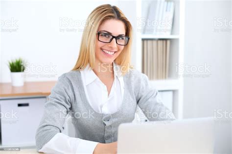 노트북 컴퓨터와 사무실 직장에서 일 하는 젊은 비즈니스 여자 또는 학생 여자 공부에 대한 스톡 사진 및 기타 이미지 공부 교육 금발 머리 Istock