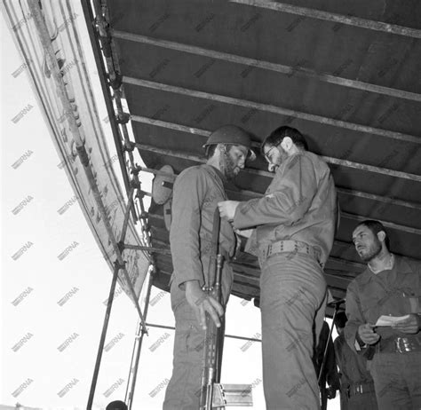 عکس‌های دیده نشده از میرحسین موسوی با لباس سپاه