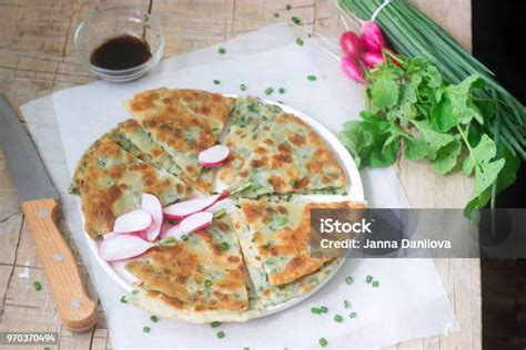 녹색 양파와 무의 무리와 함께 수 제 식욕을 돋 우는 Scallion 팬케이크 소박한 스타일입니다 골파에 대한 스톡 사진 및 기타 이미지 Istock
