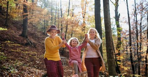 어머니와 할머니와 함께 가을 숲을 산책하며 즐거운 시간을 보내는 어린 소녀 사진 Unsplash의 자연 이미지