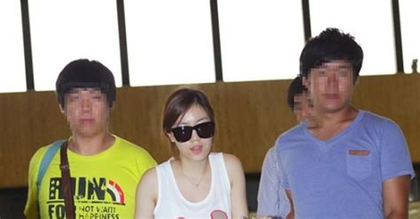 포토 티아라 화영 다리 부상에 부축받으며 힘겹게